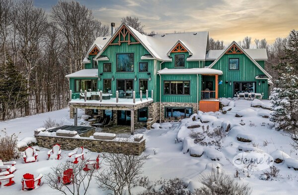 Expansive 6bed 5bath Chalet In The Blue Mountains! Hot Tub! - Collingwood