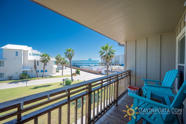 2nd Floor Condo. Walk To The Beach Wth A Peek A Boo View Of The Ocean. King Bed - Aransas Pass, TX
