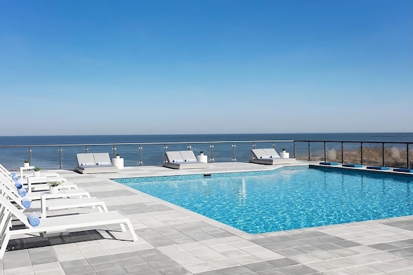 Comfort & Convenience, 2 Sleek Units, Onsite Pool, Near Cape Henry Lighthouse - Chesapeake Bay