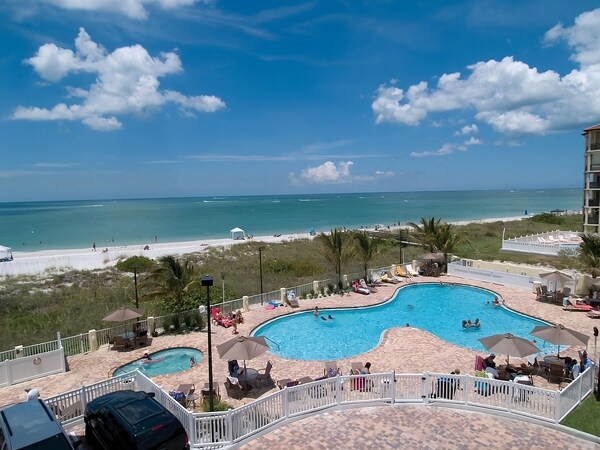 Wonderful Place To Stay! 2 Comfortable Units, Free Parking, Onsite Pool - St. Pete Beach, FL