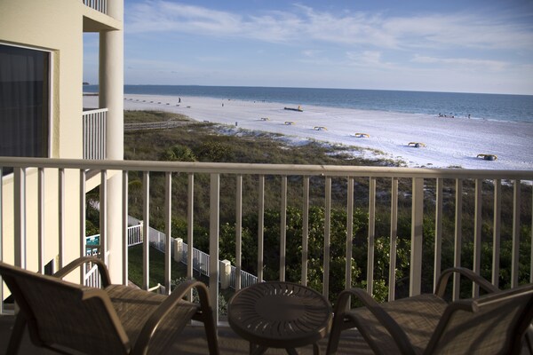 Your Relaxing Getaway Awaits! 3 Relaxing Units, Free Parking, Beach Access, Pool - St. Petersburg, FL