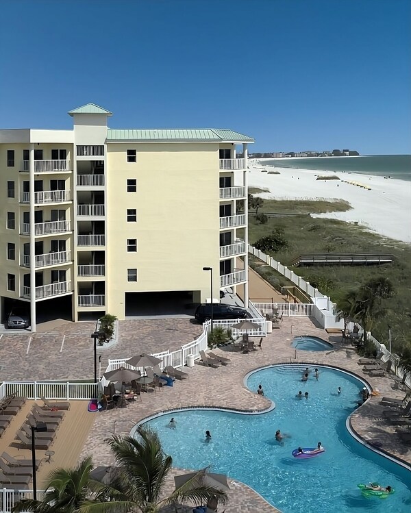 Just What You Were Looking For! 4 Serene Units, Free Parking, Onsite Pool - St. Petersburg, FL