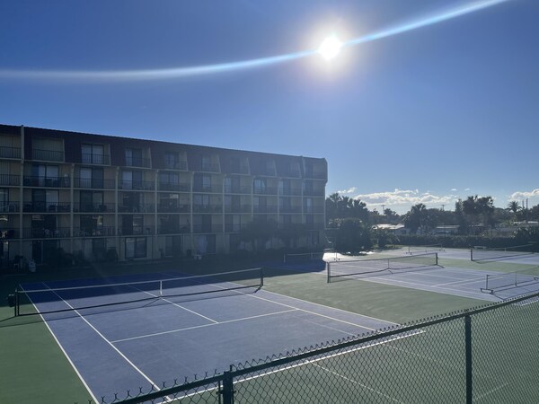 Condo Across The Street From Daytona Beach With Lots Of Amenities - Daytona Beach, FL