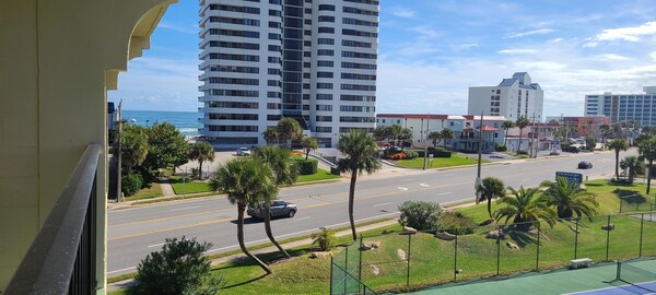 Condo With Lots Of Amenities Across The Street From Beach - Daytona Beach, FL