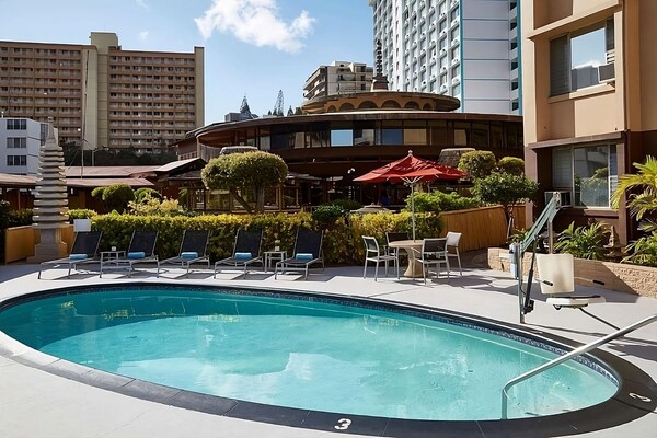 Relax And Unwind! 4 Beautiful Units, Pet-friendly Property, Onsite Pool - Honolulu