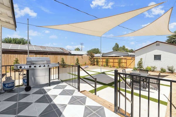 Walk Dt Exeter, Drive To Sequoia - School House - 엑서터