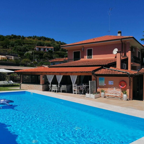 Apartment In Villa X 4 People About 2 Km From The Sea Hot-hub Pool - Imperia