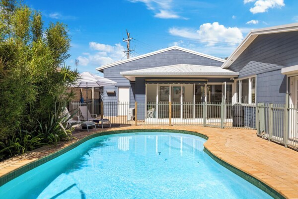 Stylish Beach House With Pool, Close Walk To Cafes And Beach, Golf Course View - Coffs Harbour