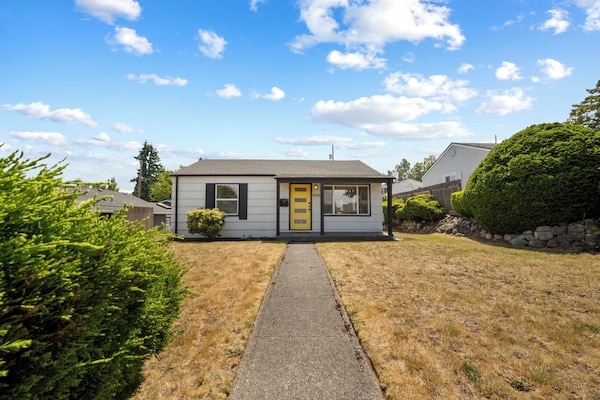 Charming North Tacoma Home  2 Bedrooms, Wifi & More - Tacoma, WA
