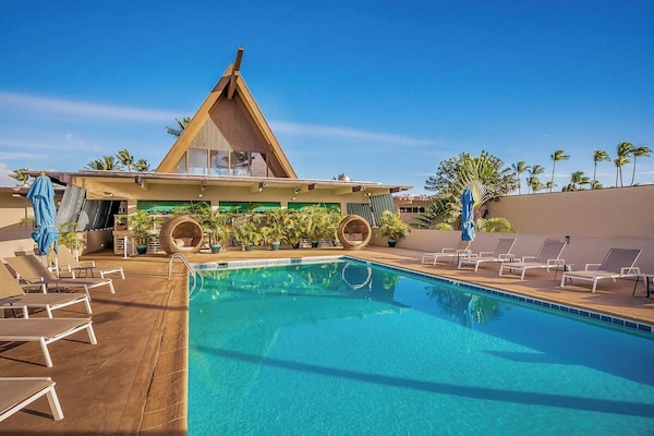 Perfect Hawaii Destination! 3 Breathtaking Ocean Front Units, Pool - Kahului, HI