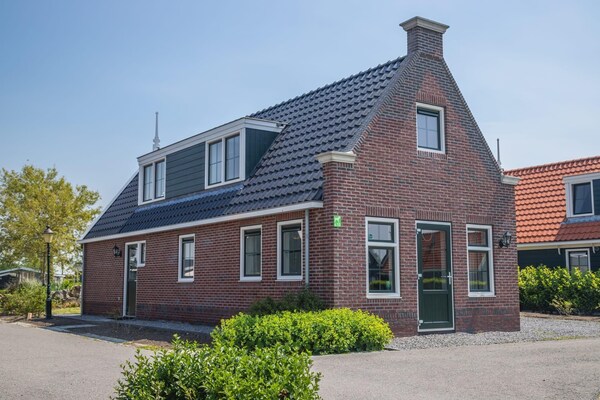 Detached Bungalow With 3 Bedrooms With Box Spring Beds - Purmerend