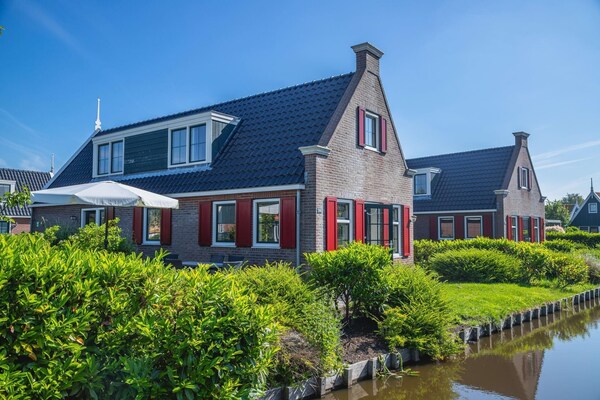 Vrijstaande Bungalow Met Gemeubileerd Terras En Eigen Parkeerplek - Uitgeest