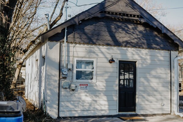 Cozy Private Suite In Cultural District! Walk To Mass St. ~ 5 Min To Ku Campus - Lawrence, KS