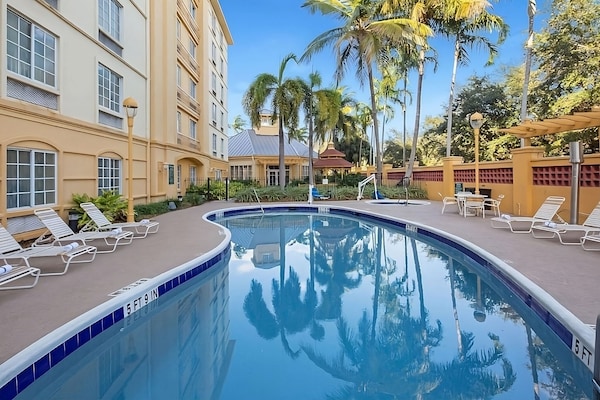 You Found It! Free Parking, Free Breakfast, Onsite Pool, Pets Allowed - Doral