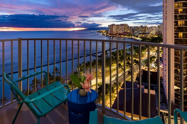 Wonderful Place To Stay! Oceanview, Outdoor Pool, Near Kapiolani Park - Honolulu, HI