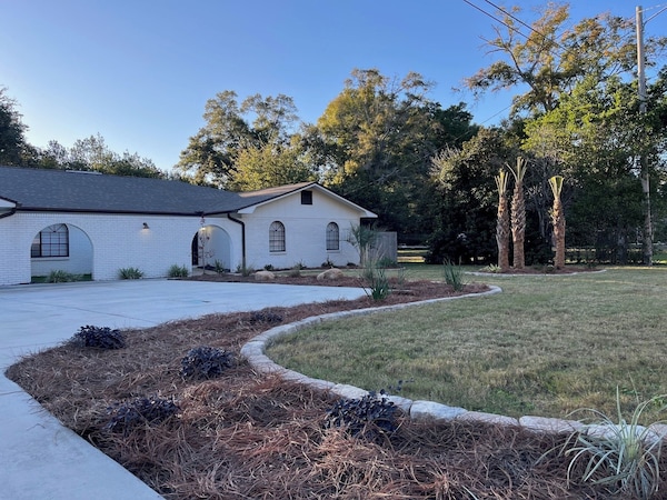 Large Remodeled Central Located Minutes To The Beach & Downtown Free Big Parking - Pensacola, FL