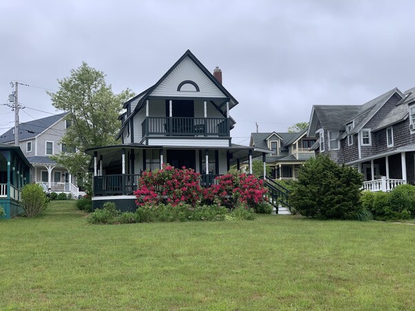 Victorian Cottage Overlooking Downtown Oak Bluffs And The Harbor. - Oak Bluffs, MA