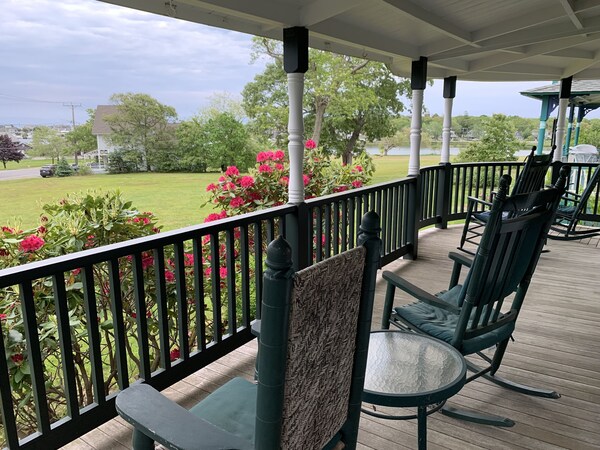 Victorian Cottage Overlooking Downtown Oak Bluffs And The Harbor. - Oak Bluffs, MA