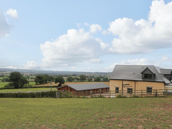 Palace Farmhouse, Pet Friendly, With A Garden In St Weonards - Monmouthshire