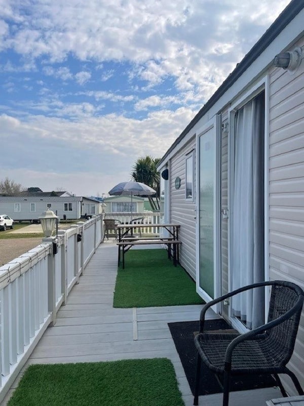 Lovely Caravan With Decking At Breydon Water In Norfolk Ref 10027rp - Great Yarmouth