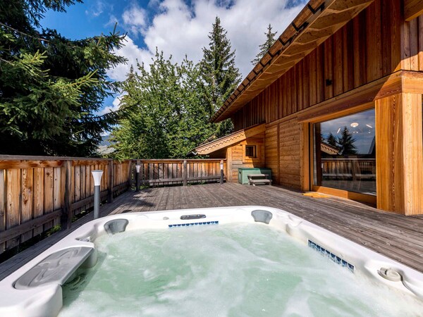 Luxurious Chalet In Courchevel-la Tania: Sleeps 12, Ski-in/ski-out, Jacuzzi, Sauna & Home Cinema - Méribel