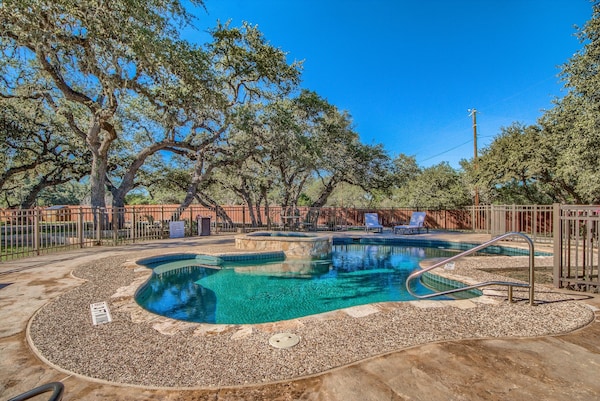 Acorn Hills Private Retreat! Pet Friendly! Shared Pool & Hot Tub! - Canyon Lake, TX