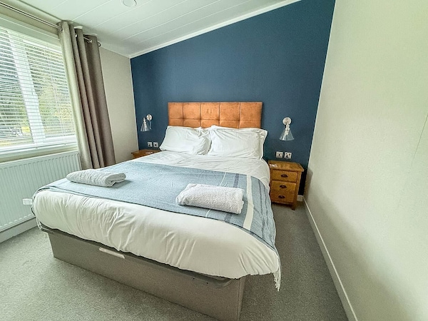 Stunning Lodge With Large Decking At Azure Seas In Suffolk Ref 32109og - Great Yarmouth