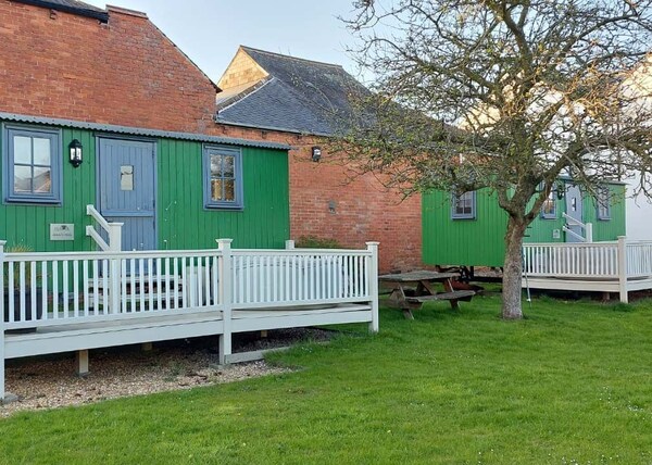 Shepherds Hut With Hot Tub And Onsite Bistro And Gym Close To Hadrian's Wall And Beach. - Powfoot