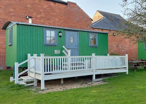 Ryans Retreat, Shepherds Hut With Hot Tub And Pet Friendly Close To Beach And Hadrian's Wall - Bowness-on-Solway