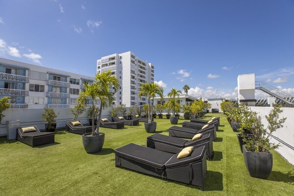 An Undeniable Jewel In Location! Kitchen, Pets Allowed, Near Fisher Island Beach - Miami Beach, FL