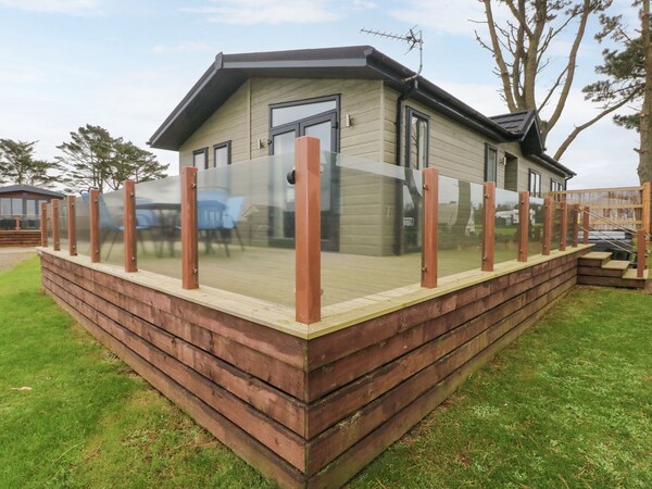 Driftwood Lodge, Pet Friendly, With Hot Tub In Broad Haven - Little Haven