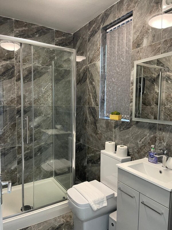 Renovated Modern Apartment Sleeps 4 In Leeds - Leeds