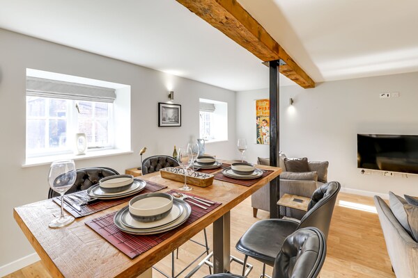 A Unique 2 Bedroom Apartment With Cathedral Views. - Ely