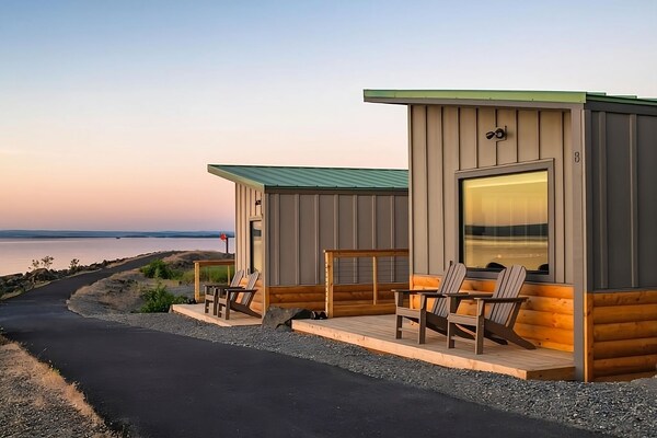 Spacious Cabin W/ King & Queen Beds, Fireplace, Kitchen! Free Parking, Pool - Oregon