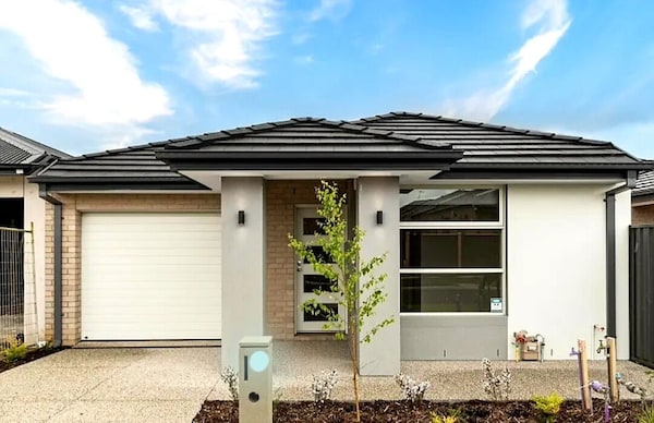 Minta Estate 4 Bedroom Berwick Home, No Sharing - Koo Wee Rup
