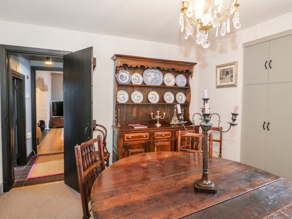 Sea Chest, Pet Friendly, Character Holiday Cottage In Conwy - Conwy
