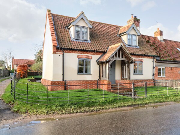 Hillside Cottage, Family Friendly, With A Garden In Necton - Swaffham