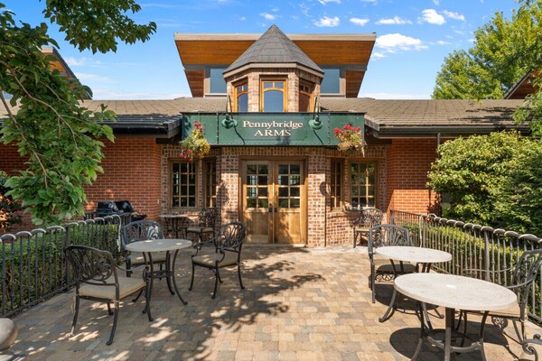 Lakefront Grandeur: Okanagan Home With Pool & Tennis Court - Kelowna