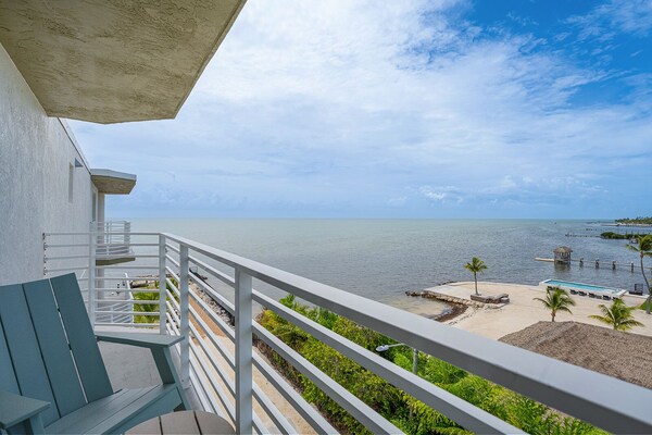 Your Home Away From Home! Onsite Pool, Free Breakfast, Free Parking - Florida Keys