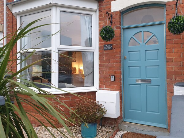 Wolf Cottage, Pet Friendly, Character Holiday Cottage In Weymouth - 多塞特