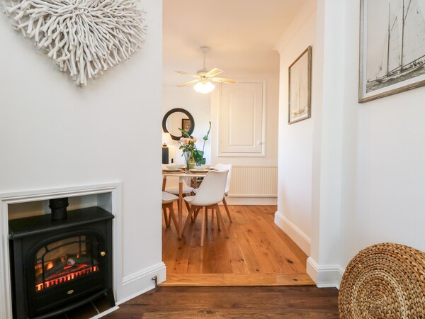 The Snug, Pet Friendly In Totland - Lymington
