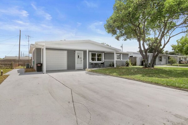 Mustafa Holiday House · Cozy 2 Br Home Close To Beaches And Sponge Docks! - Holiday, FL