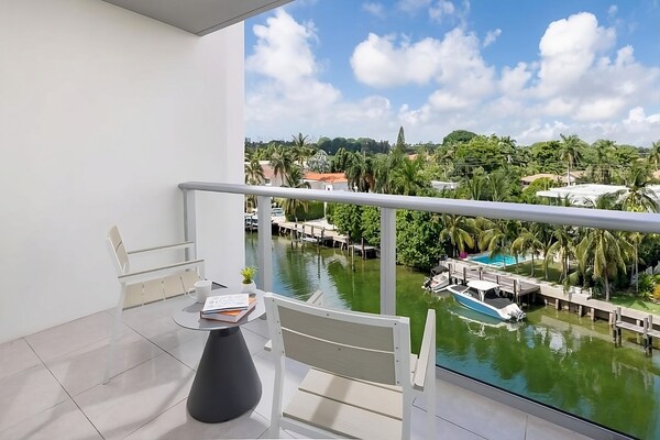 Relax And Recharge! Explore The Beauty Of Bay Harbor, Close To Surfside Beach! - Miami, FL