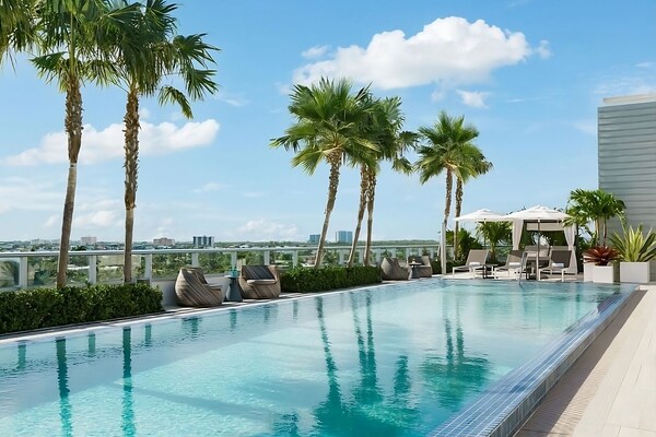 Perfect Spot In Bay Harbor! 2 Units W\/ Balcony! Pet-friendly, Rooftop Pool! - Sunny Isles Beach, FL