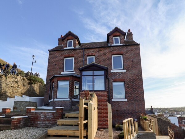 Mariner's Watch, Pet Friendly, Character Holiday Cottage In Whitby - Robin Hood's Bay