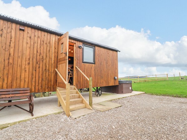 Hillcrest Shepherds Hut, Romantic, With Hot Tub In Chipping - Lancashire