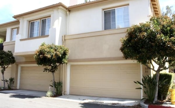 Clean Townhouse In The Heart Of Irvine. - Irvine