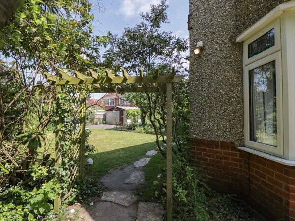 Molly's Place, Pet Friendly, Country Holiday Cottage In Boscombe - Christchurch