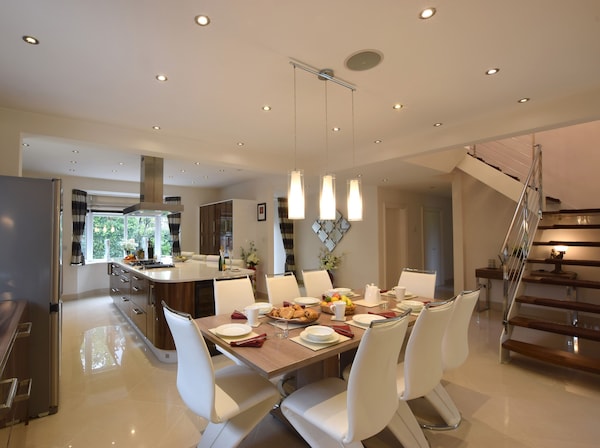 Solway, Pet Friendly, Luxury Holiday Cottage, With Pool In Chester - Chester, UK