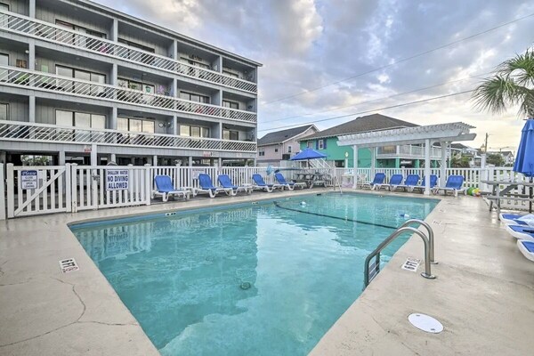 Charming Garden City Beach Condo, Steps To Beach! - Garden City, SC